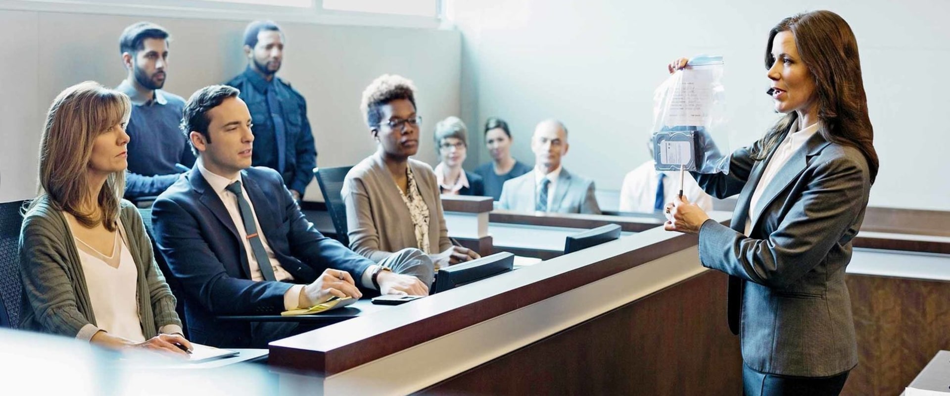 What is the difference between a criminal defense attorney and a public ...